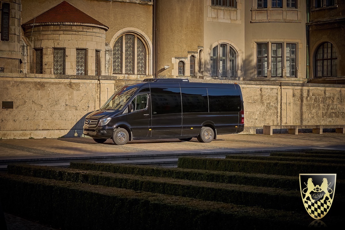 Reisebus für 16 Personen mit Chauffeur vom Limo Service